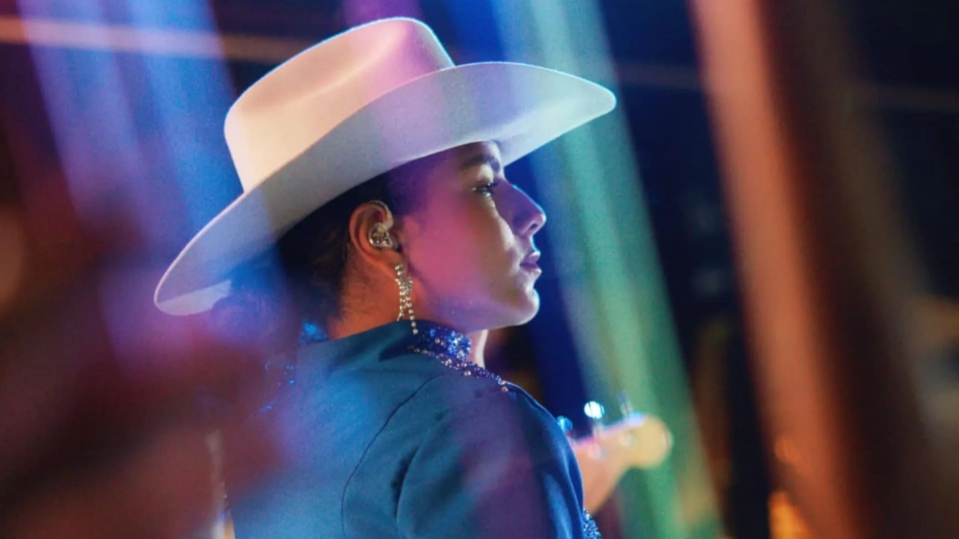 “Va colgando de un Hilito”: La nueva canción de Emily Galaviz | Canal Trece